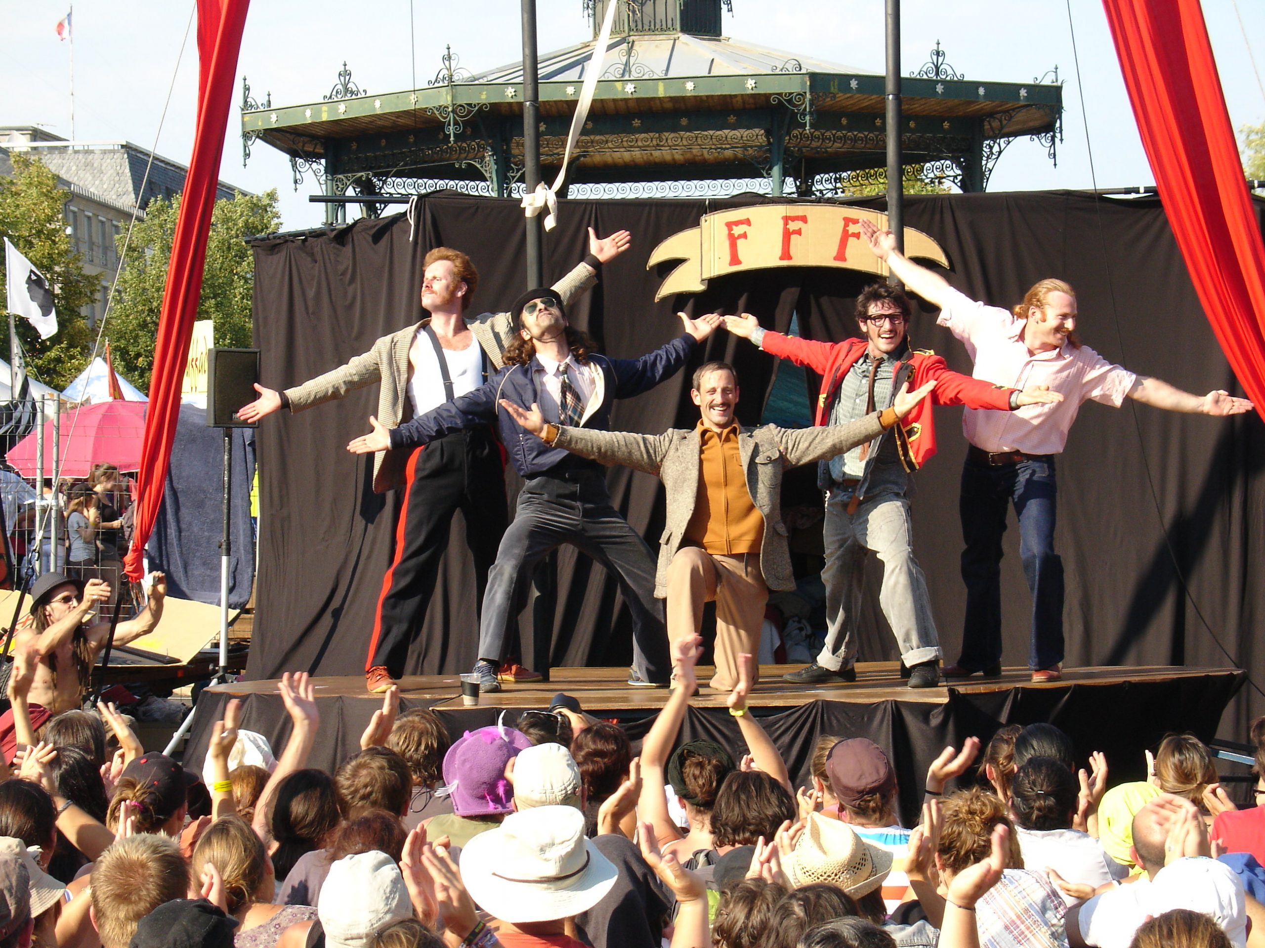 FIVE FOOT FINGERS - Halle Verrière